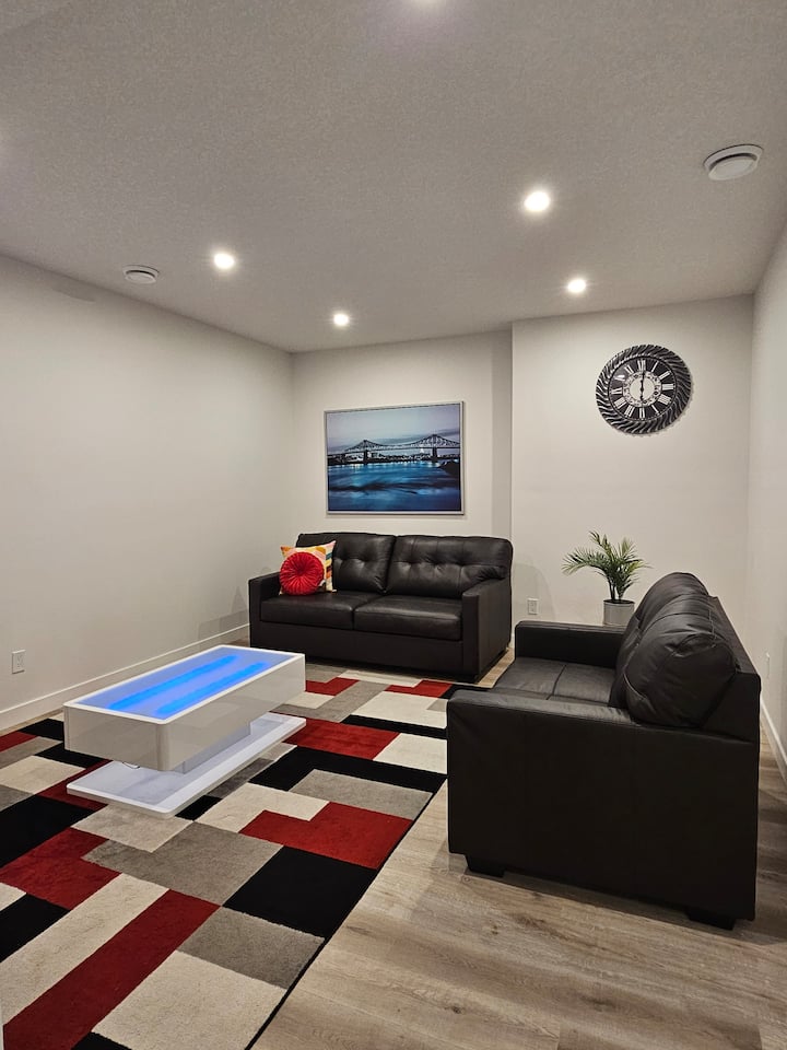 New & Sleek Edmonton Guest Suite - Yeg Airport. - 愛德蒙頓