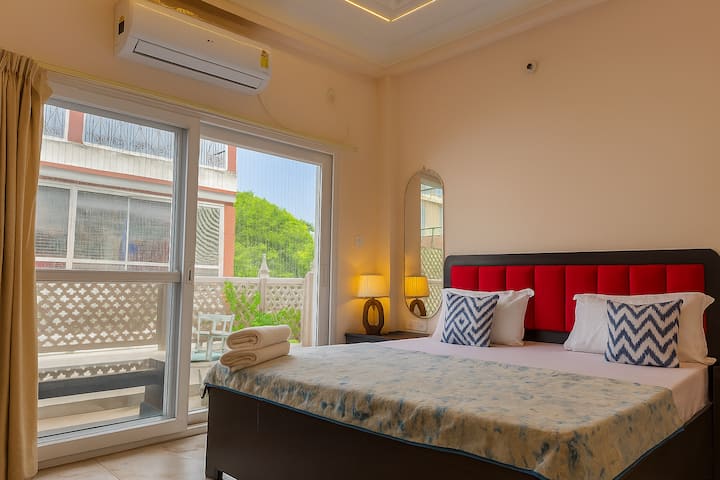 Stay By The Ganges | Peaceful Homely Retreat - Varanasi