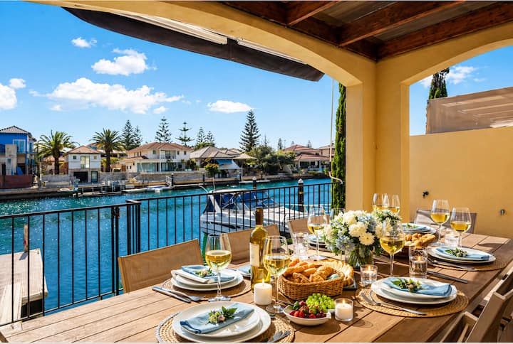 Canal Escape | Jetty, Kayaks & Waterfront - Mandurah