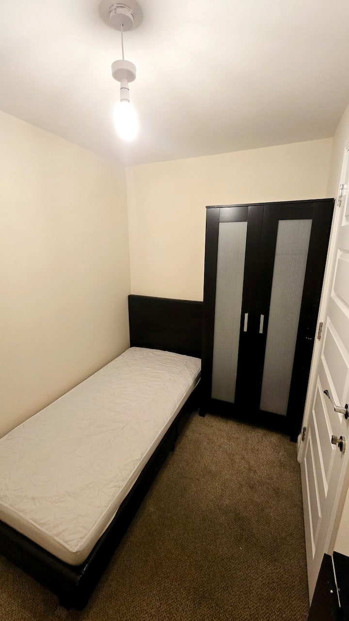 Single Room For Solo Travellers - Coventry