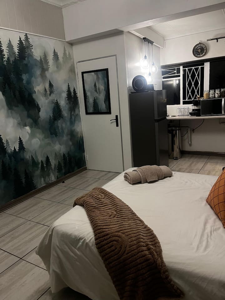 Modern Cozy Bachelors Pad In The Heart Of The City - Bloemfontein