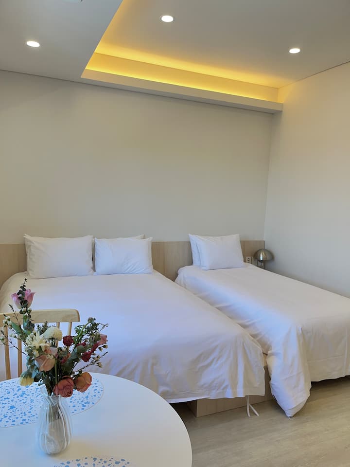 [애월 가성비 숙소] 패밀리룸｜전용주차장·객실별 출입구 /오로라스테이 - Jeju