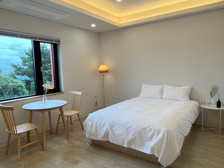 [애월 가성비 숙소] 스탠다드 더블룸｜전용주차장·객실별 출입구/오로라스테이 - Jeju