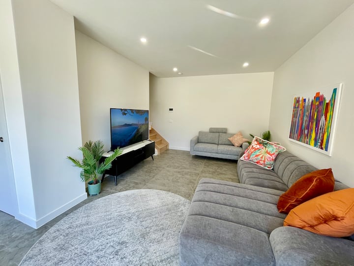 Sleek Urban Living - Brand New 4bdr 2 Bath - Melbourne