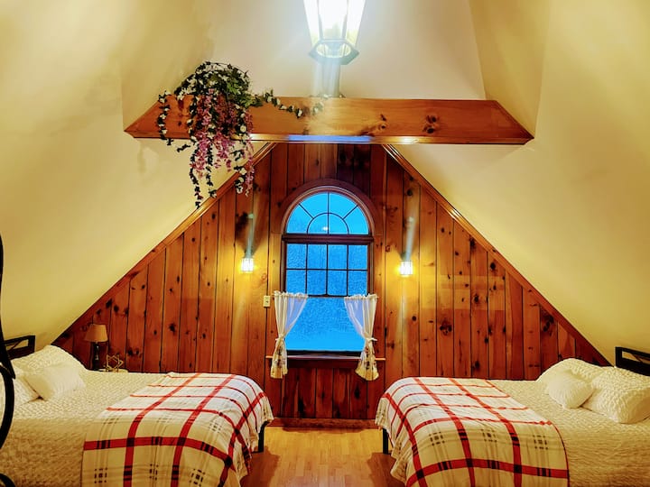 Danielsons Chalet
4 Bedroom W/4 En-suite Bathroom - Vermont