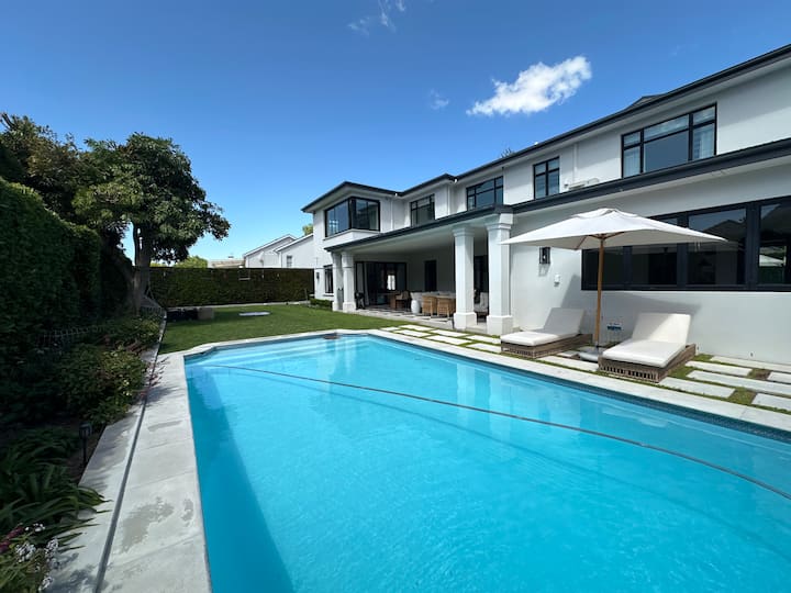 Spacious & Luxurious Family Home - Cape Town