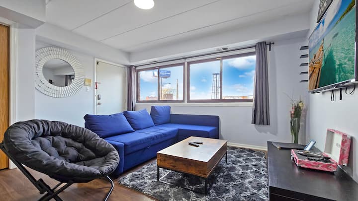 Spacious Condo Near Loop | 1 Free  Parking - Chicago, IL