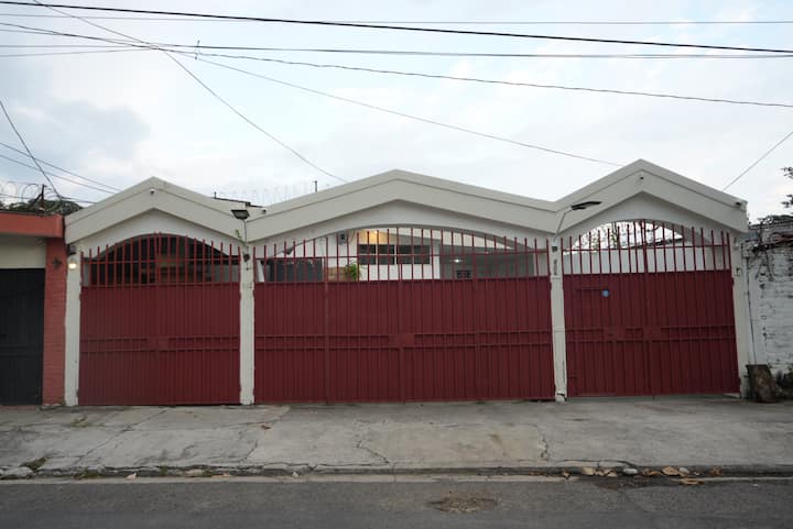 Casa Amplia Con 9 Habitaciones - San Salvador