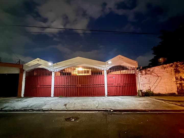 Casa Amplia Con 9 Habitaciones - El Salvador