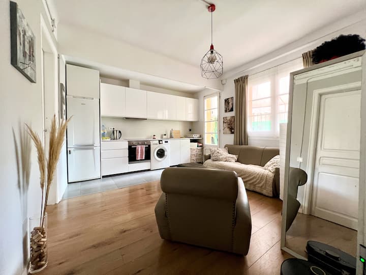 Habitación Grande Con Una Cama Doble. 145 Cm. - Barcelona