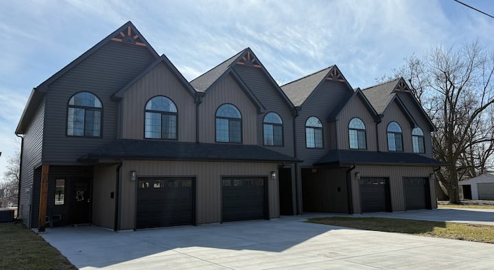 Cozy Townhouse Retreat - Louisiana, MO