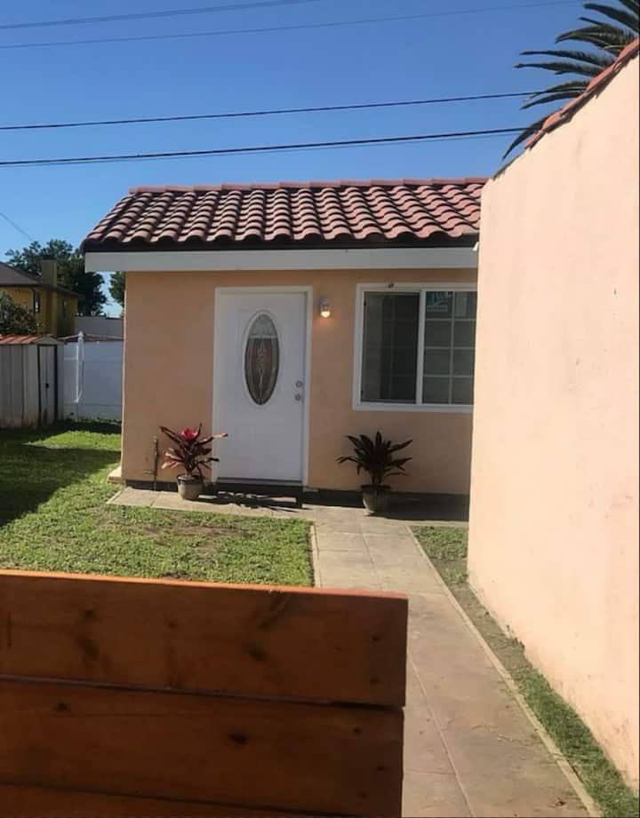 Private Backhouse With Parking, Comfy King Sleeper - South Gate, CA