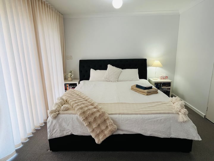 Modern Cosy Studio | Ideal Stay - Werribee Park, Werribee South