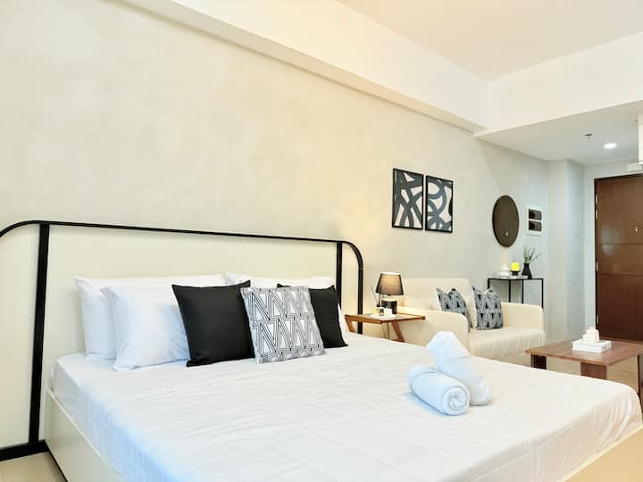 Venice Grand Canal Balcony View W/ King Bed + Pool - Taguig