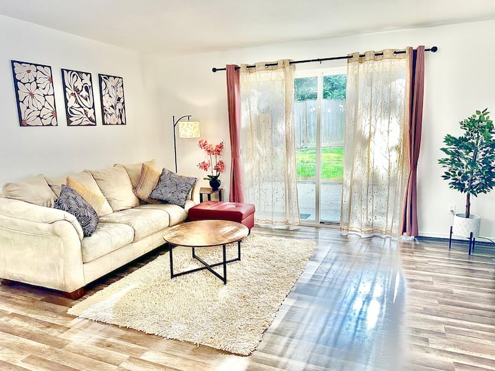 Stylish & Cozy Townhome Getaway! - Lynnwood, WA