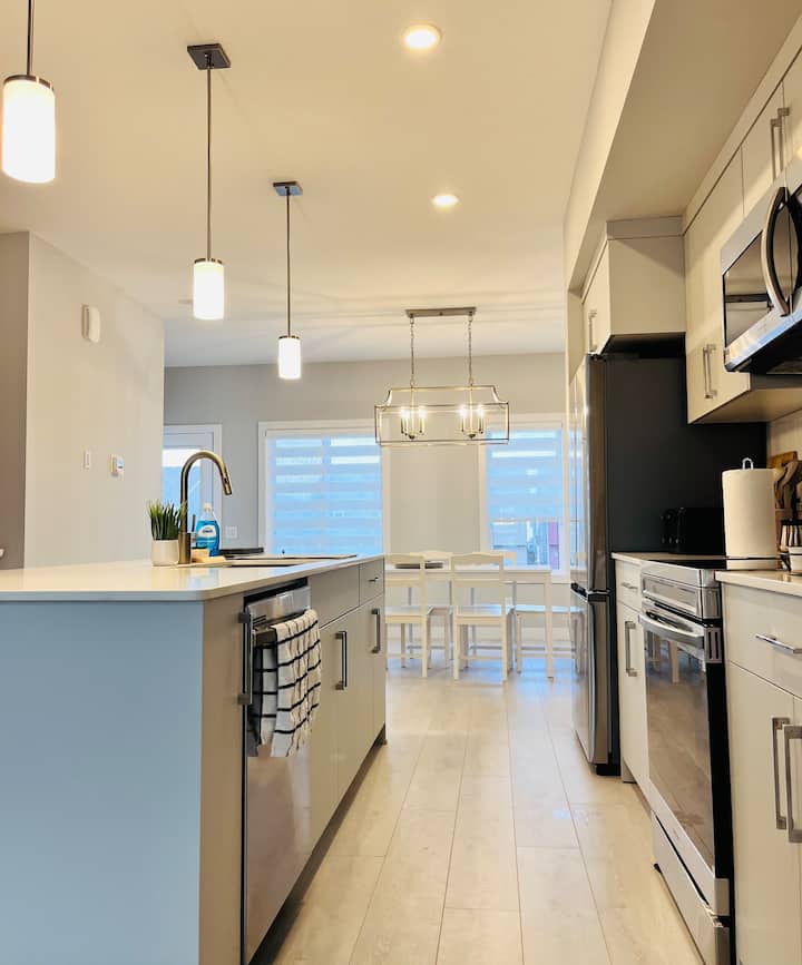 Newly Built Modern Home| Spacious & Pet Friendly - Beaumont