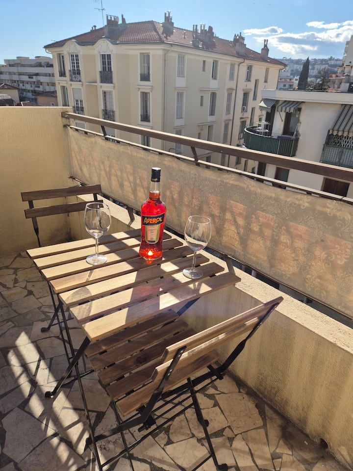 Nice, Balcon Ensoleillé, Parking De Rue Gratuit - Nice
