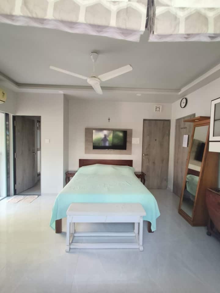 Modern Room Ideal For Travelers - Mumbai