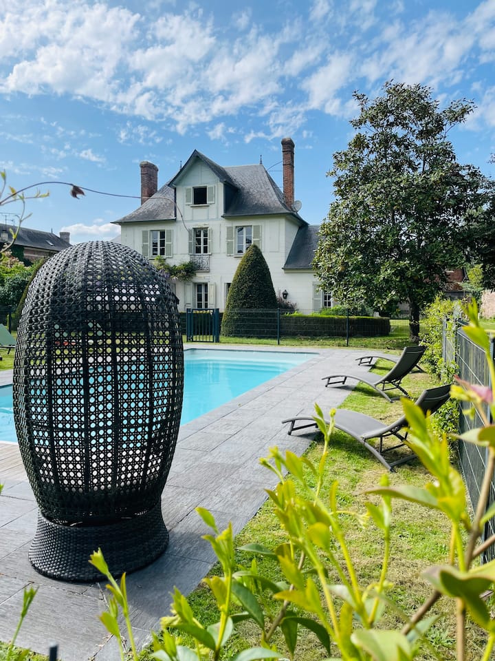 Gîte Avec Piscine -
Château Du Champ De Bataille - Normandy