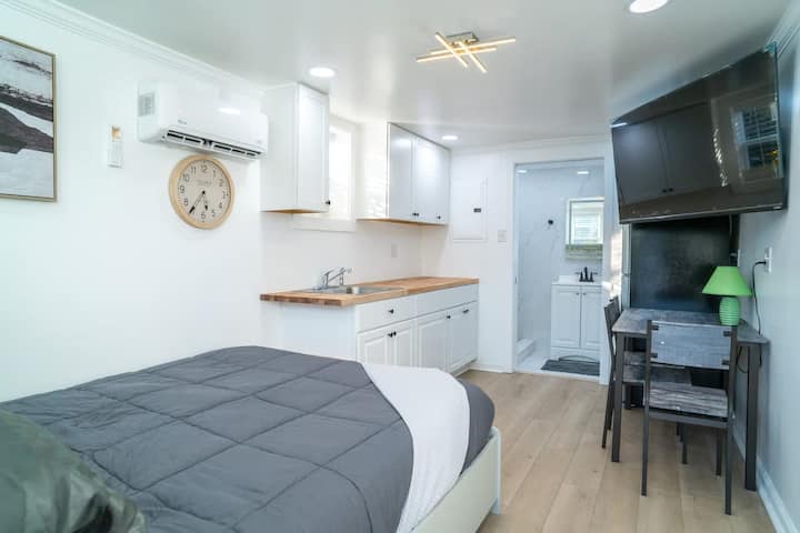 8 Minutes To River St. | Perfect Studio Getaway - Savannah, GA