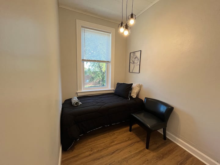 Confort Room With Share Bathroom - St. Louis, MO
