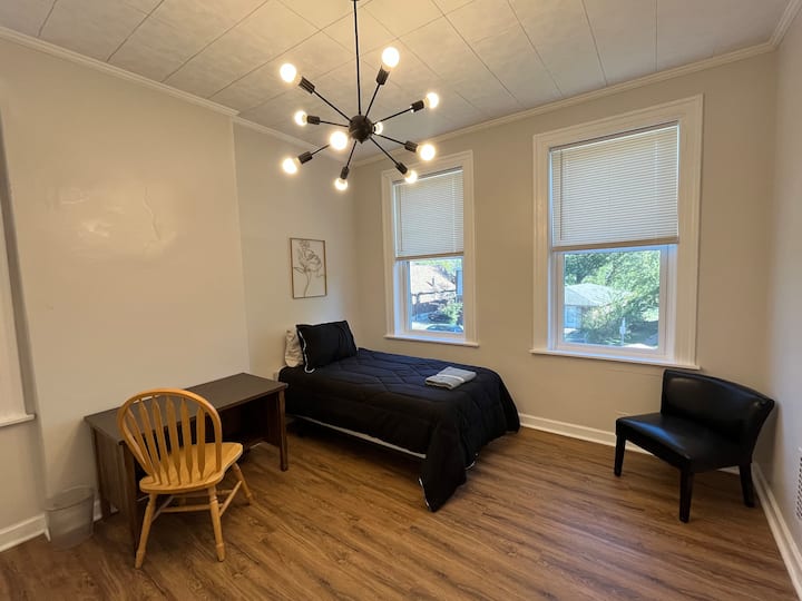 Charming Room In St. Louis - St. Louis, MO