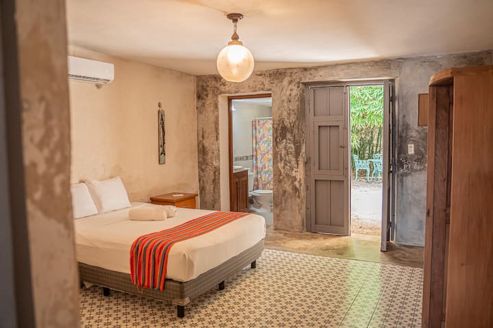 Yellow Colonial Home, Local Experience, Downtown - Valladolid