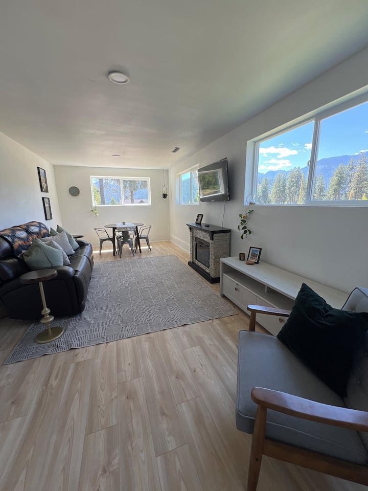 1.5 Miles From Town, New & Mountain Views! - Leavenworth, WA