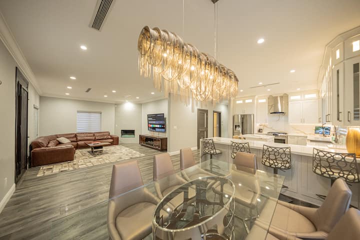 Media District Burbank Airport - Burbank, CA