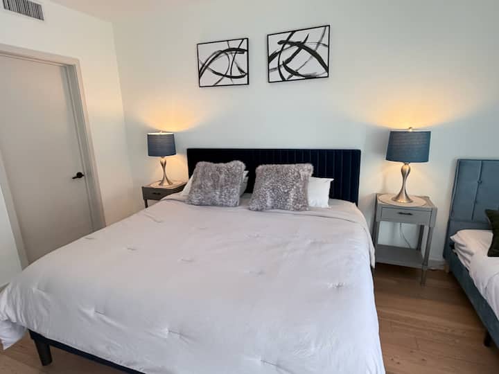 Hollywood 1 Br & 1 Bath | Pool, Gym & Parking! - Hollywood, CA