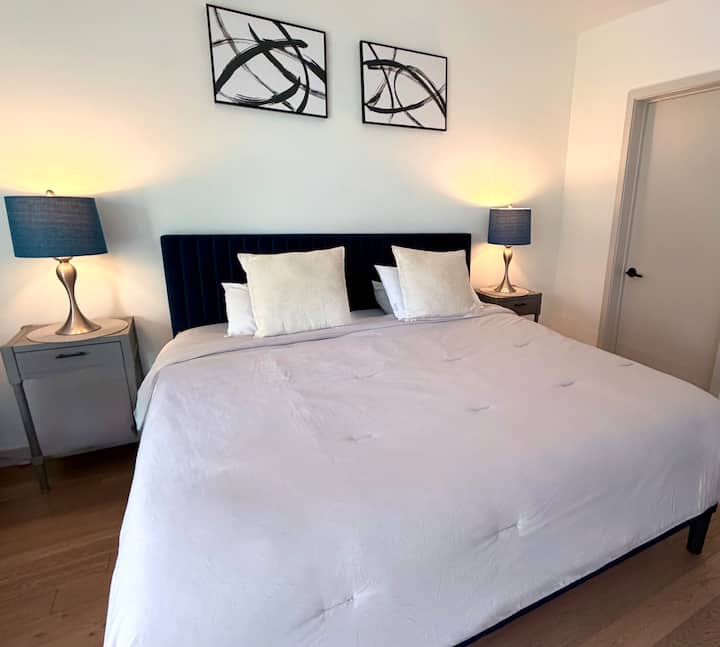 Walk Of Fame | 1 Bed& Bath | Parking, Pool, & Gym - Studio City - Los Angeles