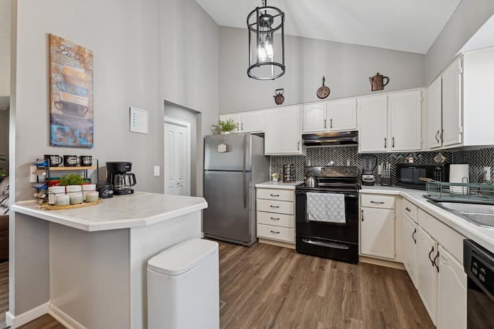 The Jack Pine House | 10 Minutes From Downtown - Bellevue, NE