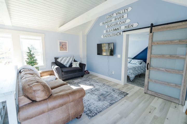 Cozy Winter Suite & Hot Tub - Maine Wildlife Park, Gray
