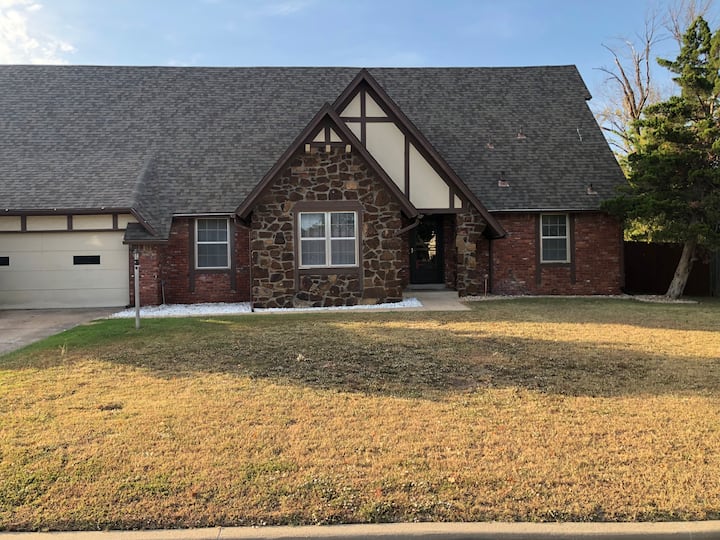 Cozy Family Home With Pool And Fireplace - Tulsa, OK