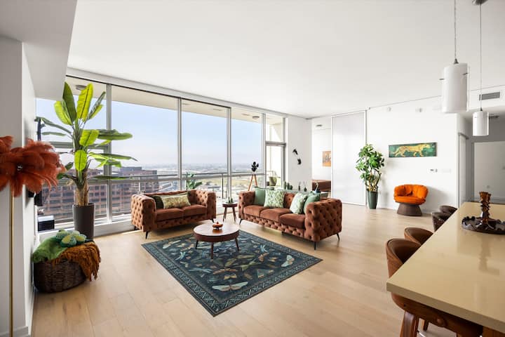 Penthouse Vibes, City & Airport Views - Costa Mesa, CA
