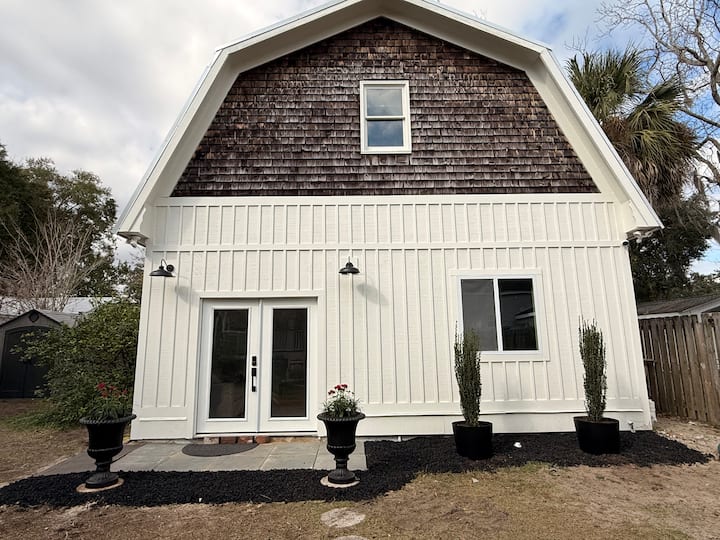 Farmhouse Chic-carriage House - Savannah, GA