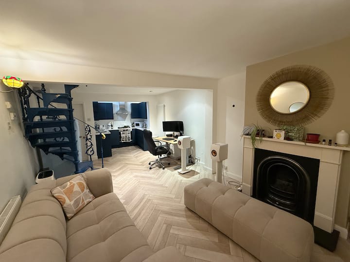 Stylish Victorian Cottage In Central Richmond - Twickenham