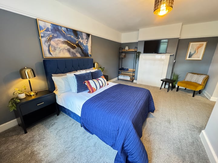 Very Large Central Property - Warwickshire