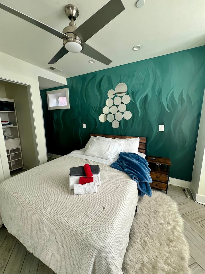 Quiet Luxury Logan Circle Condo | Walk To 14th St - Washington, DC