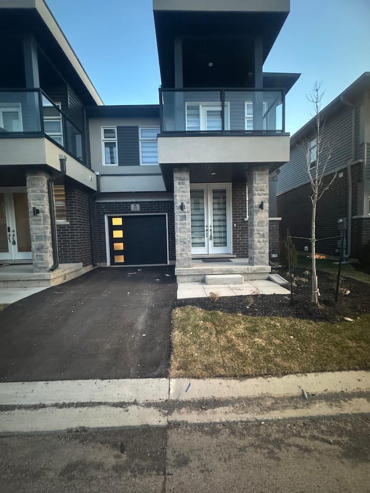 Lovely 3 Bedroom House - Niagara Falls