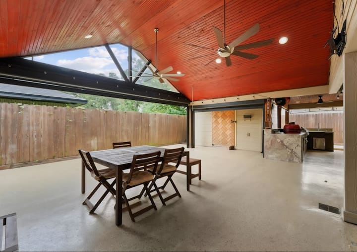 Spacious Retreat: Cozy Bedrooms & Outdoor Oasis! - Houston George Bush Airport (IAH)