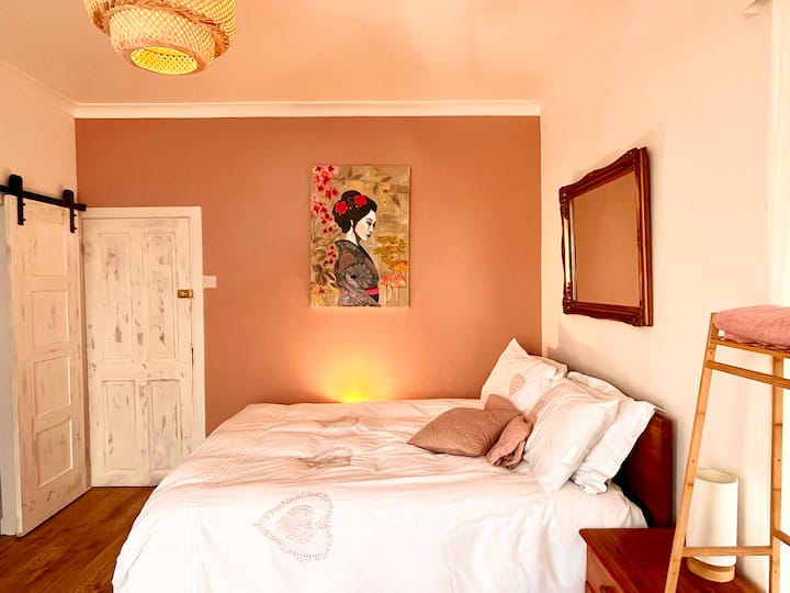 Stunning Central Seaview Coastal Studio Apartment - Great Western Beach