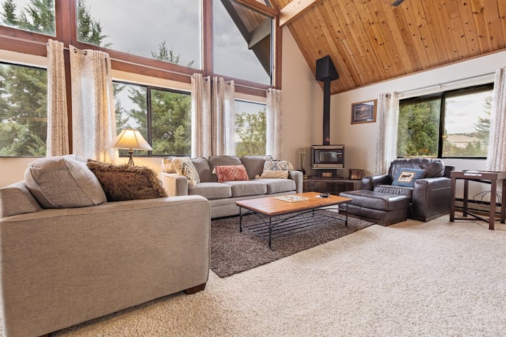 Peakview Lodge | Mountain Views + Cozy Fireplace - Prescott, AZ