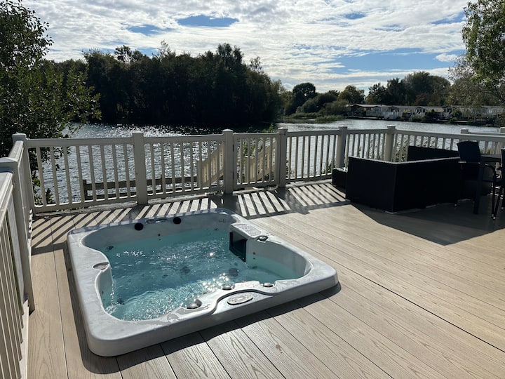 Tattershall Lakes Mini Breaks - Fishing Lake Two - Lincolnshire