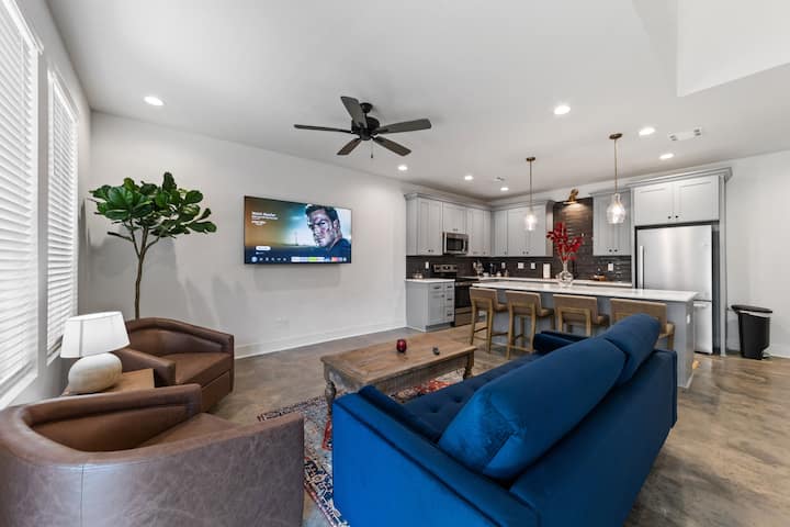 New-basin House-king Beds-70" Tv-garage-book Now - Lafayette, LA