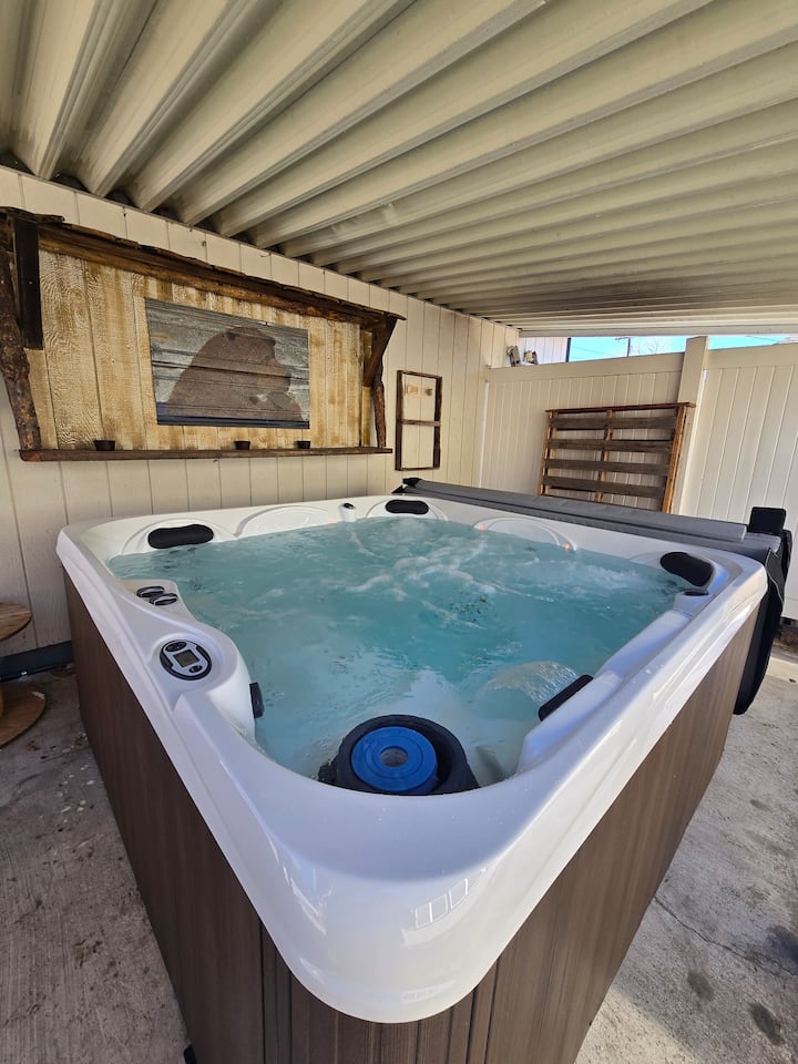 Woodbarn-3br-2b. Outside Hot Tub & Bar! - Butte, MT
