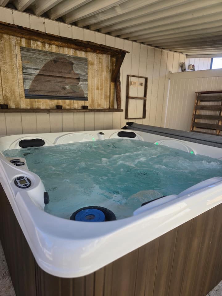 Unique Montana Retreat *Hot Tub * Sleeps 8 + Bar - Butte, MT