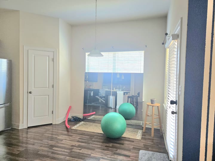 Maste Bed With Attached Bathroom - Cedar Park, TX