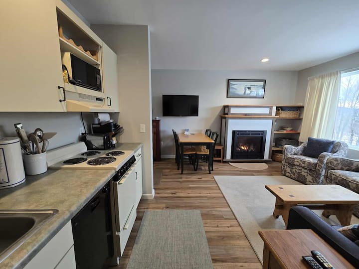 Cozy Condo Park & Walk To The Village Of Sugarloaf - Carrabassett Valley, ME