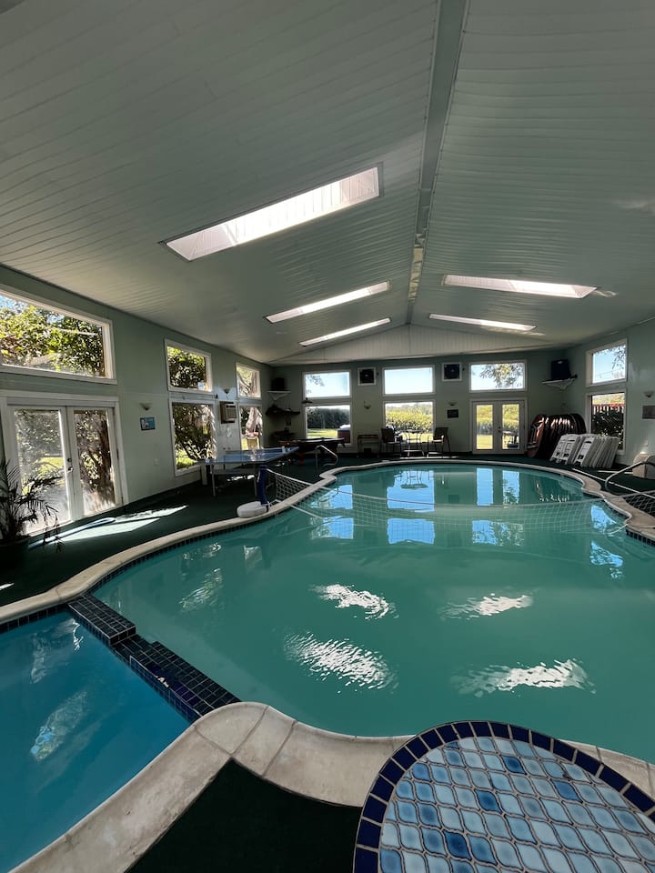 Spacious Lakeside Retreat/pool - Willis, TX